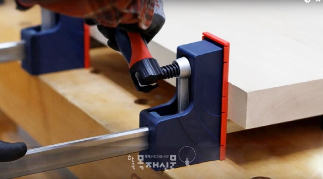 누구나 쉽게 압착하는 ‘피벗 클램프’여성이라도 간단히 사용 가능